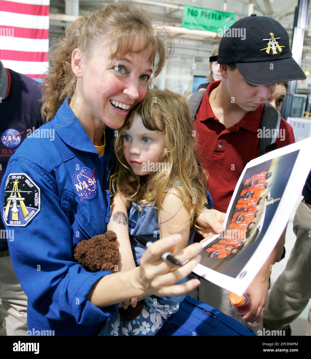 Space shuttle Discovery astronaut Lisa Nowak, left, holds her daughter ...
