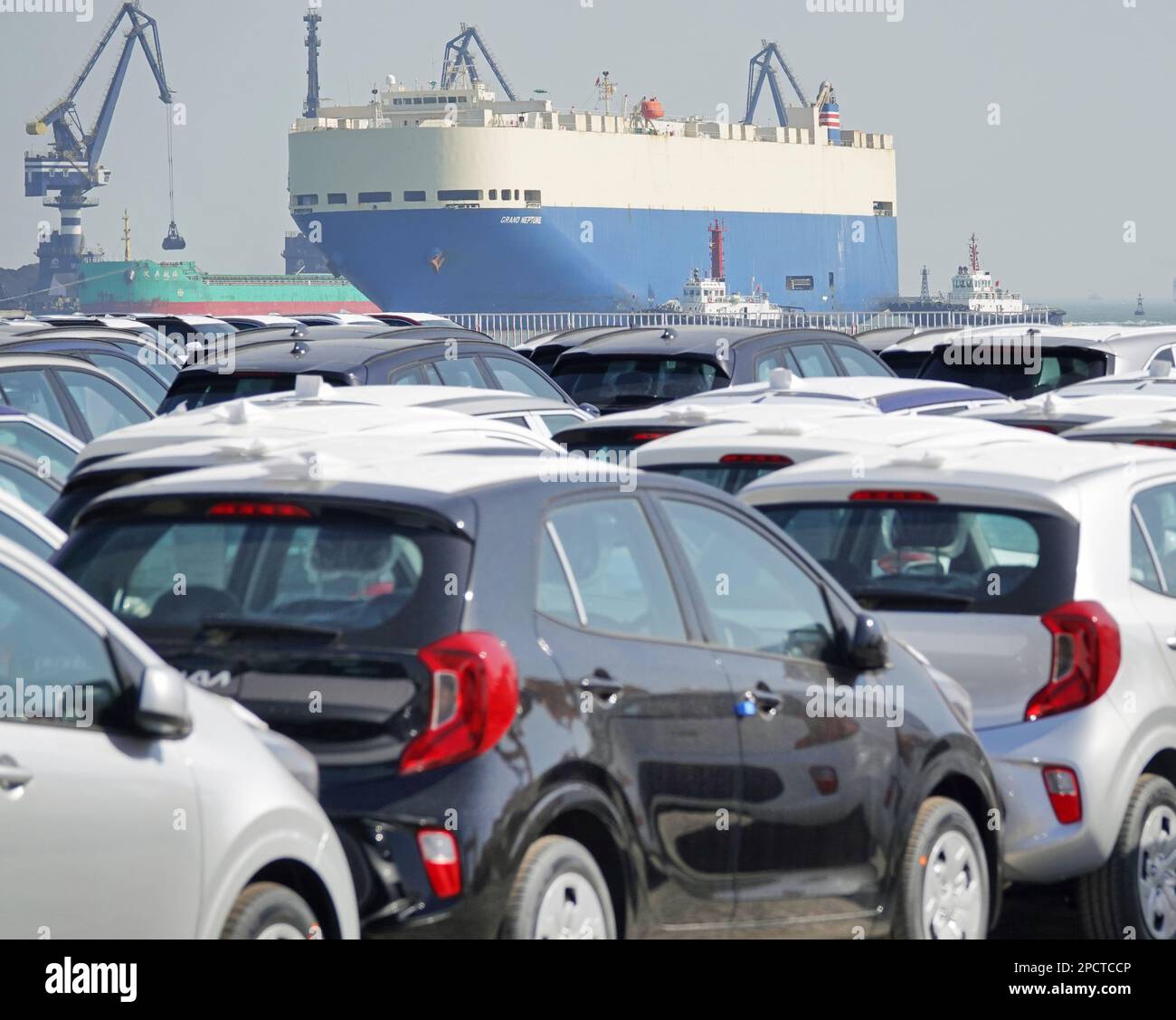 YANTAI, CHINA - 14. MÄRZ 2023 - Ein Ro-Ro-Auto-Schiff, das am Hafen ...