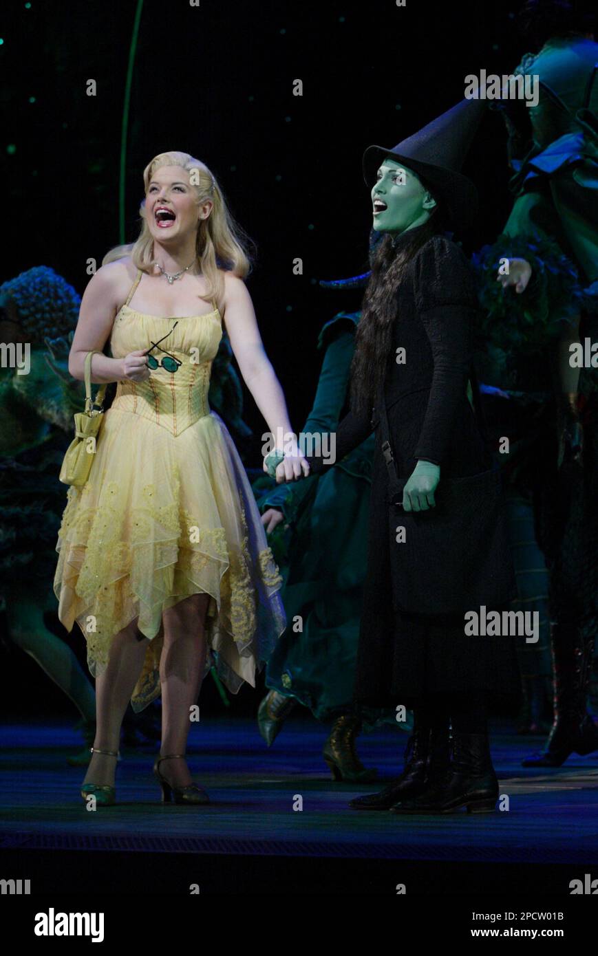 Lucy Durack (Glinda, die gute Hexe) und Amanda Harrison (Elphaba, die ...