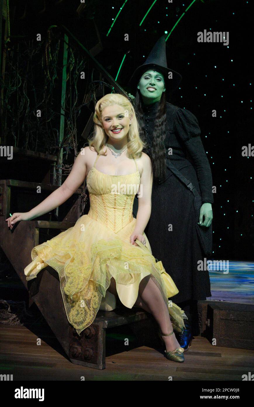 Lucy Durack (Glinda, die gute Hexe) und Amanda Harrison (Elphaba, die ...