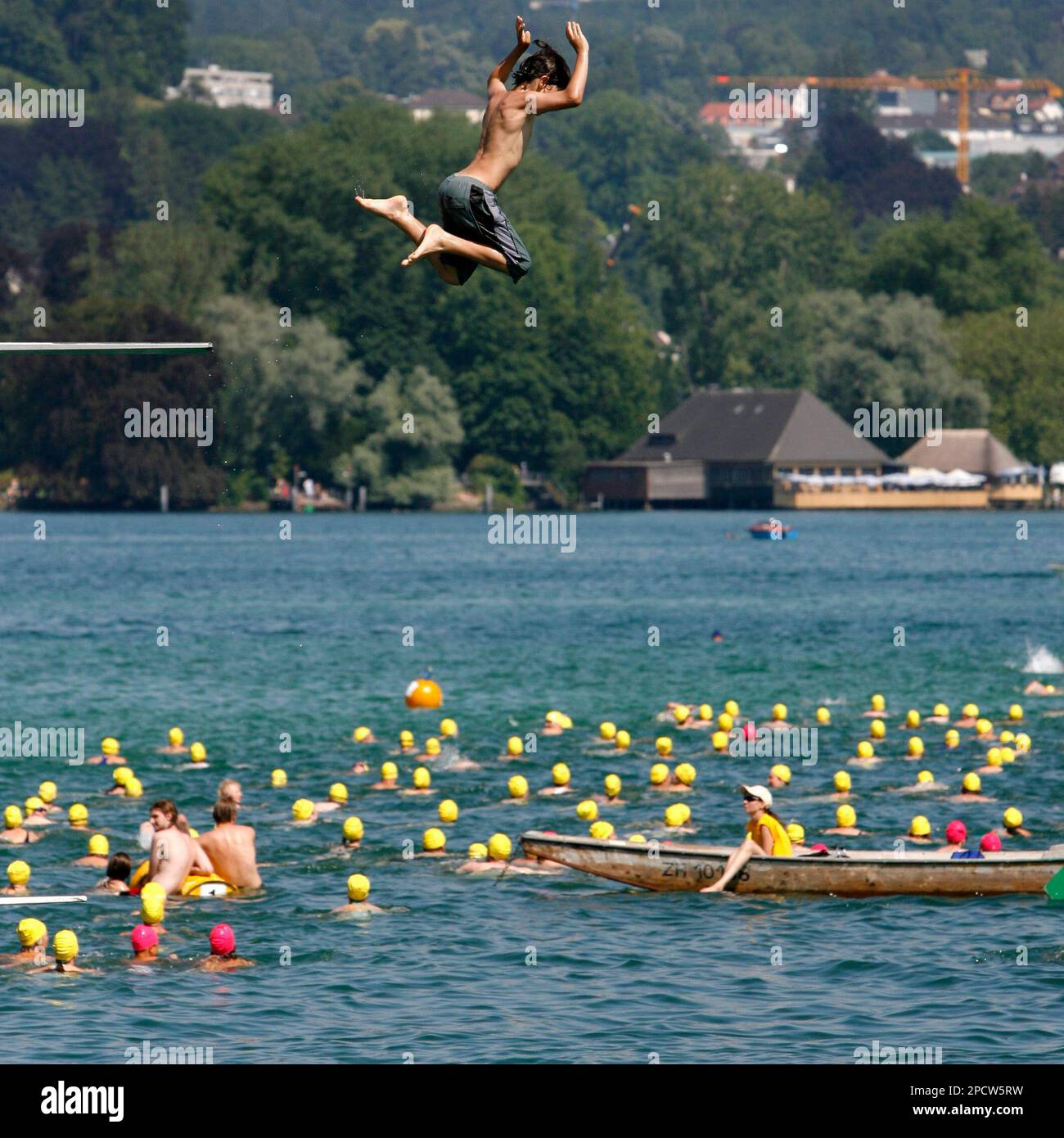 Hunderte Menschen schwimmen durch den Zuerichsee zur Stadtzuercher ...