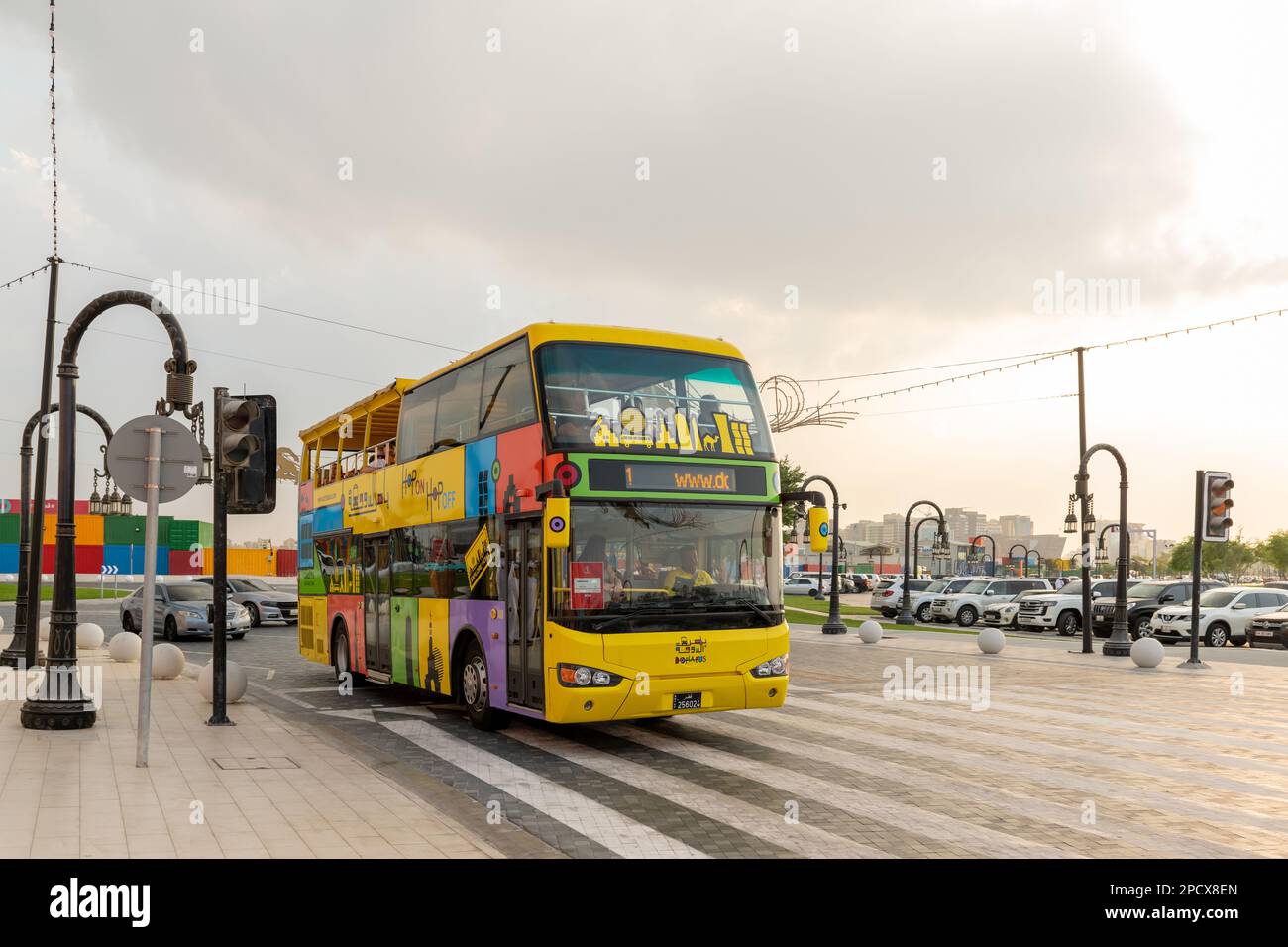 Doha, Katar 12. Februar 2023: Touristenbus auf der Corniche Seaside ...