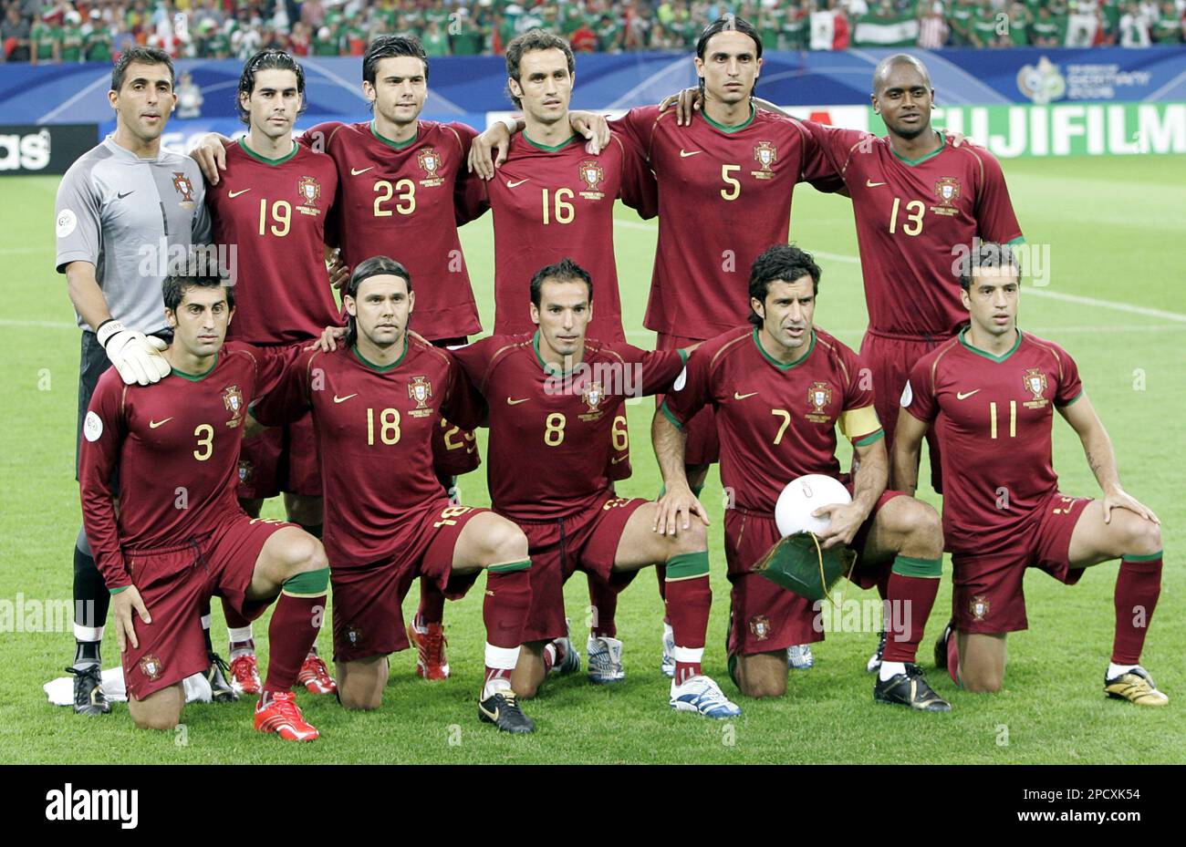Portugal's players, from left to right first row, Caneira, Maniche ...