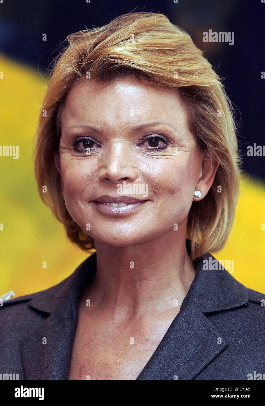 ** ARCHIV ** Die deutsche Schauspielerin Uschi Glas, aufgenommen am 30. Nov. 2005 in Muenchen ...