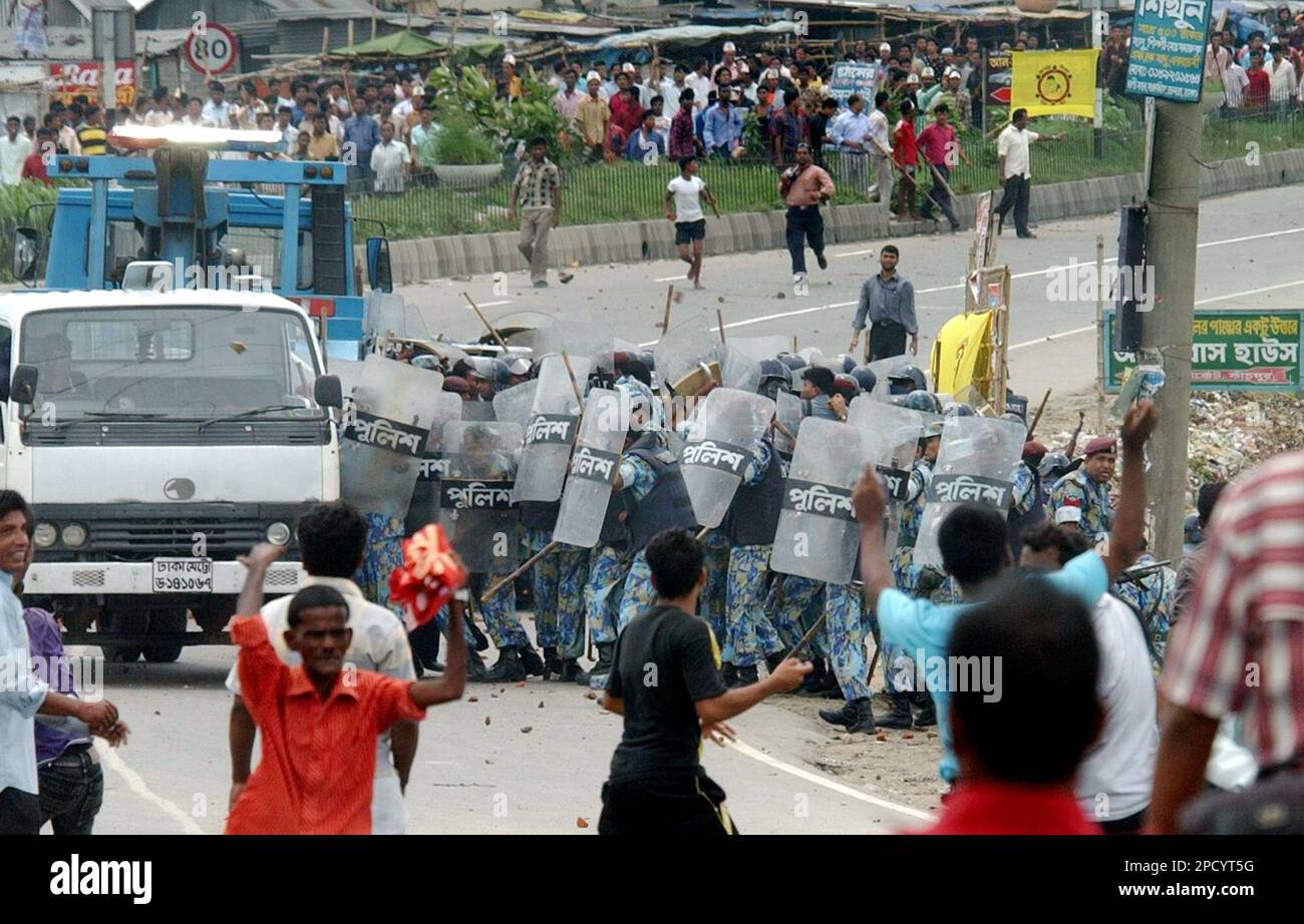 Police, center, protect themselves from stone-throwing opposition ...