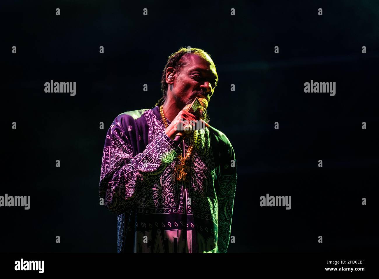 Auf diesem dynamischen Konzertfoto bringt der legendäre Rapper Snoop ...