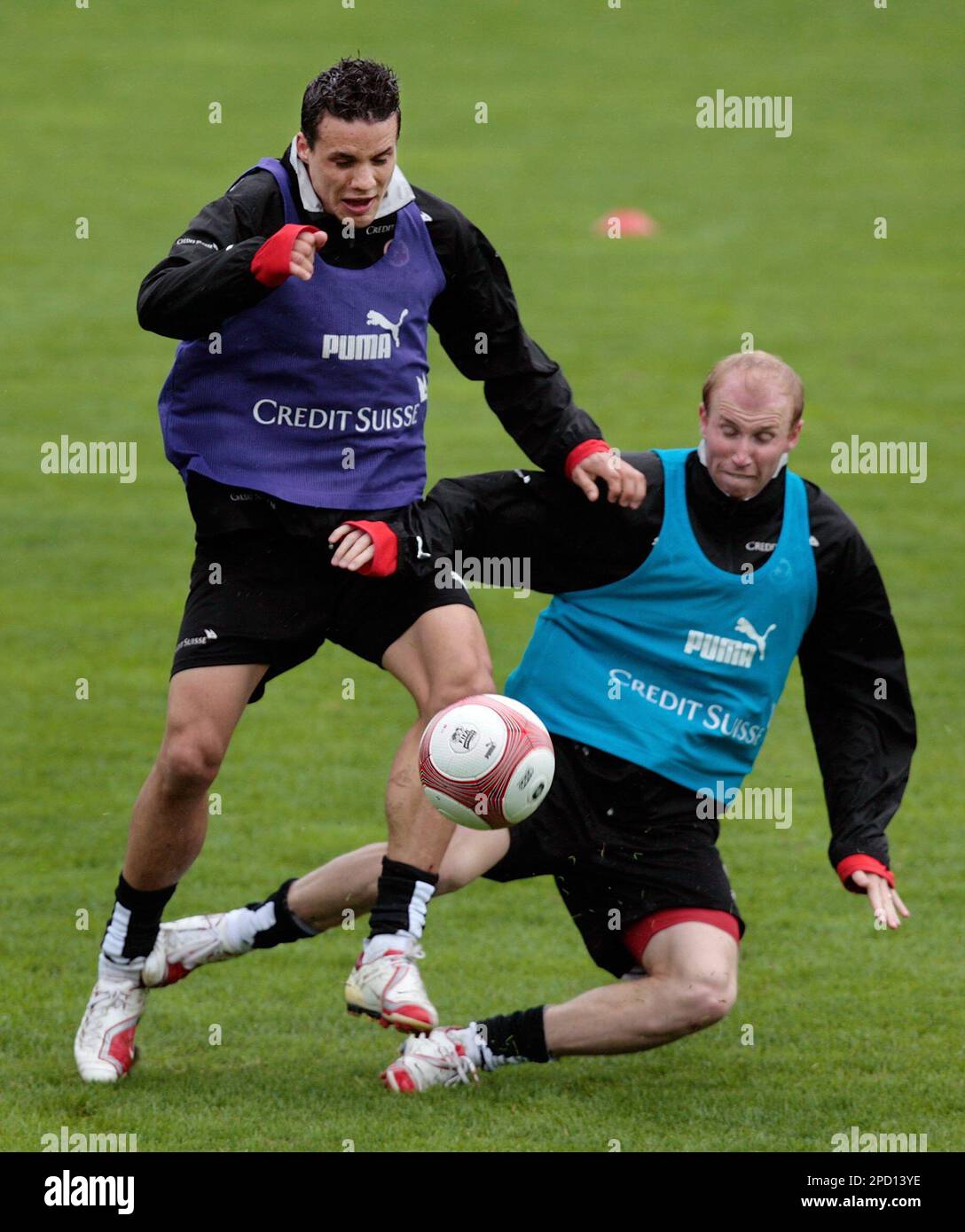 Kampf um den Ball zwischen Philipp Degen, links, gegen Ludovic Magnin ...