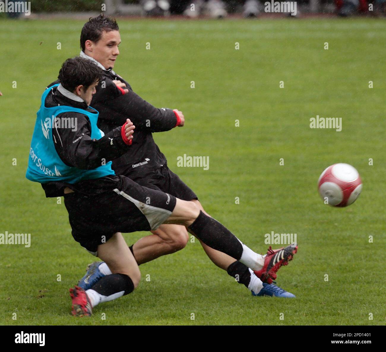 Tranquillo Barnetta, links, kommt einen Tick zu spaet beim Schuss von ...