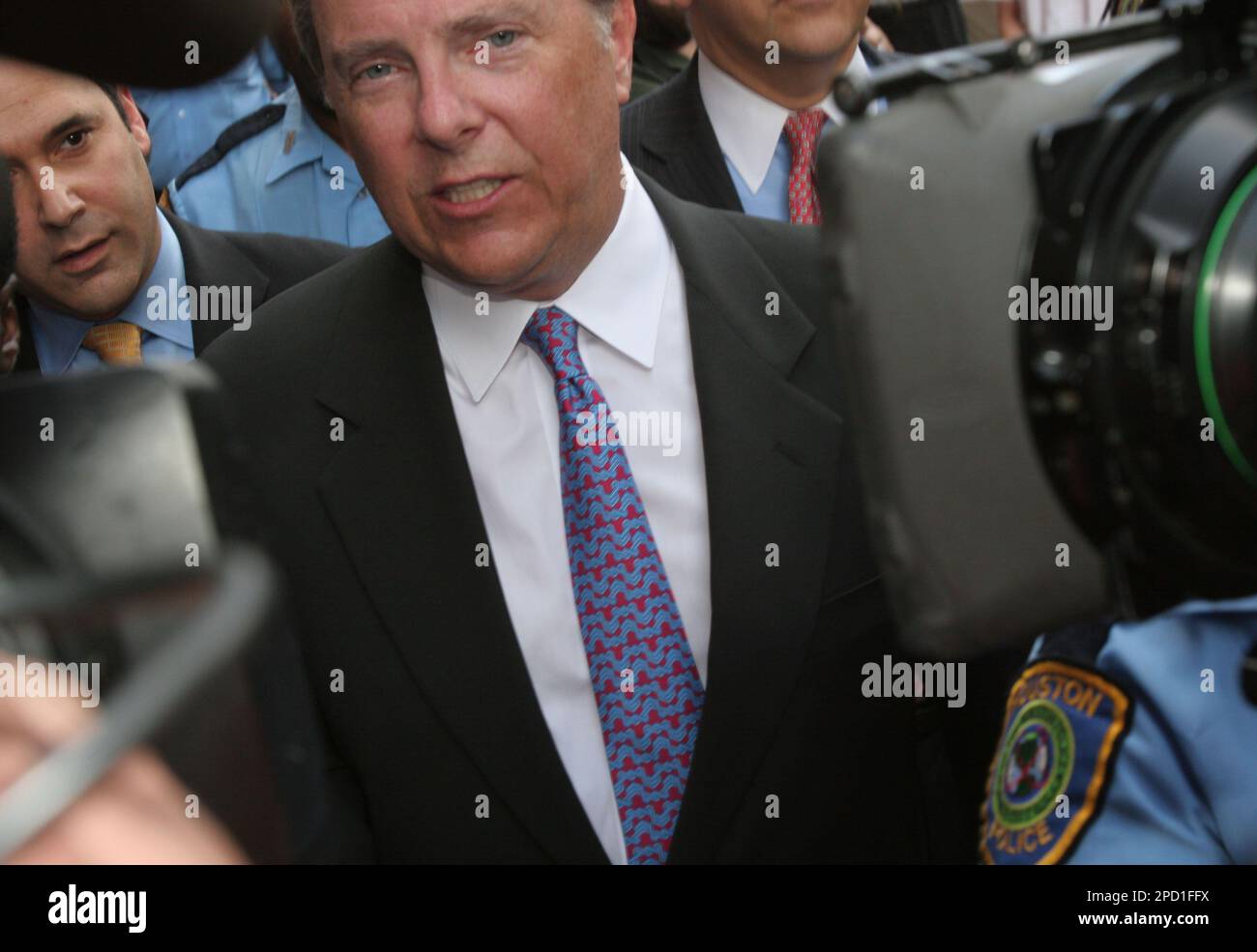 Former Enron executive Jeff Skilling, center leaves the courthouse ...