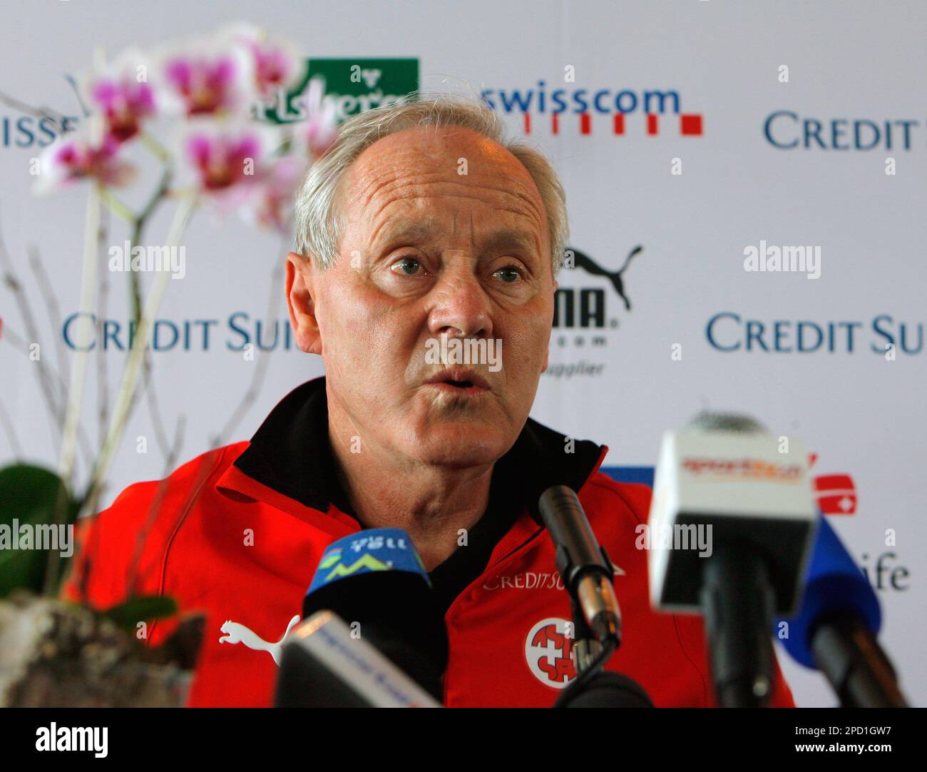 Der Schweizer Nati-Coach Jakob "Koebi" Kuhn gibt den Medien Auskunft am ...