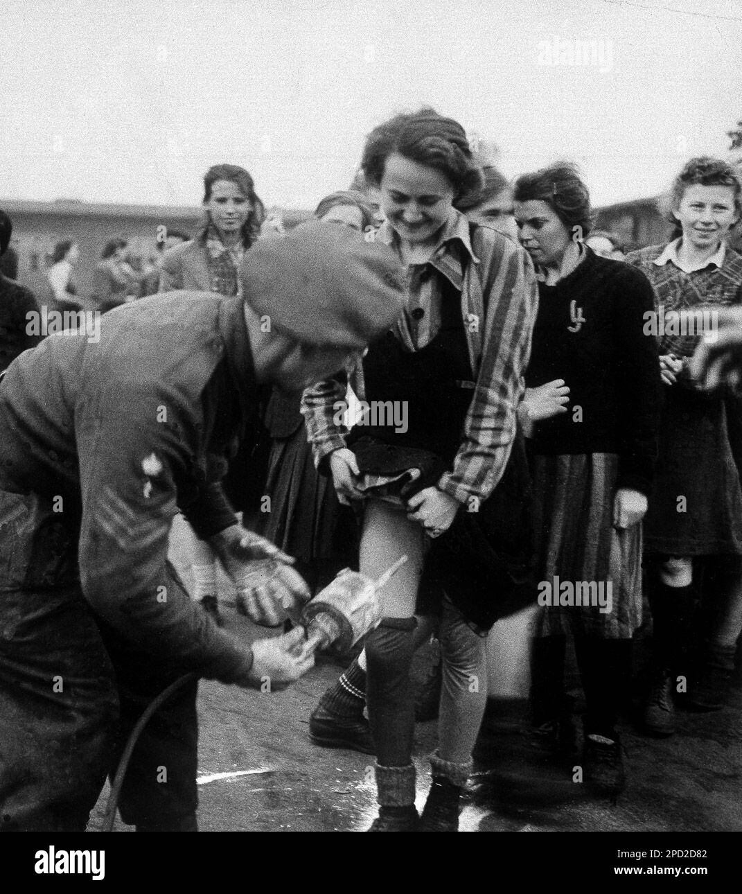 ** ADVANCE FOR SUNDAY MAY 21 ** FILE ** Female inmates at Bergen-Belsen ...
