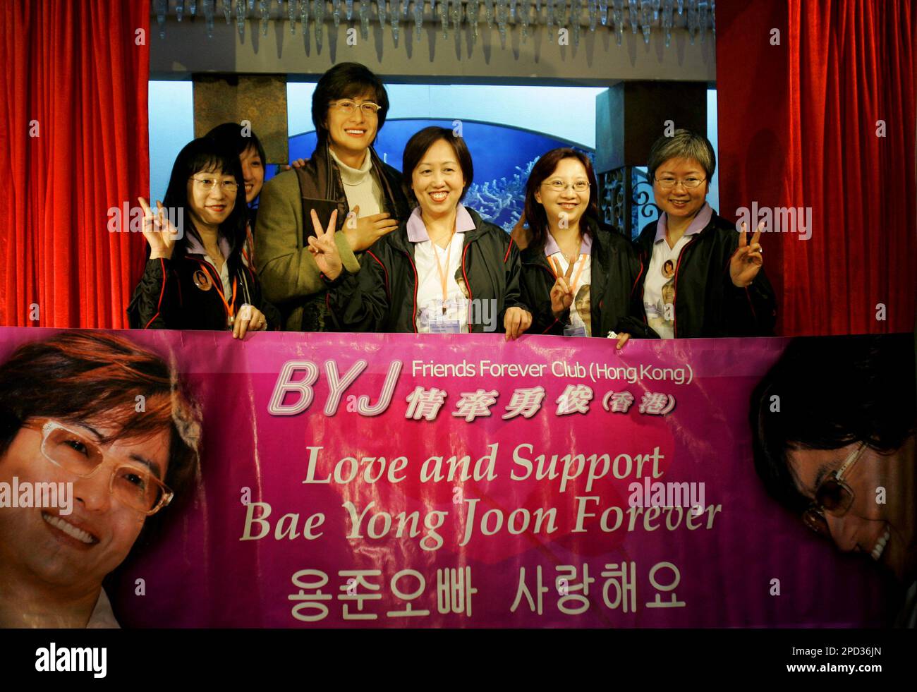 Fans of South Korean actor Bae Yung-joon cry beside his new unveiled ...