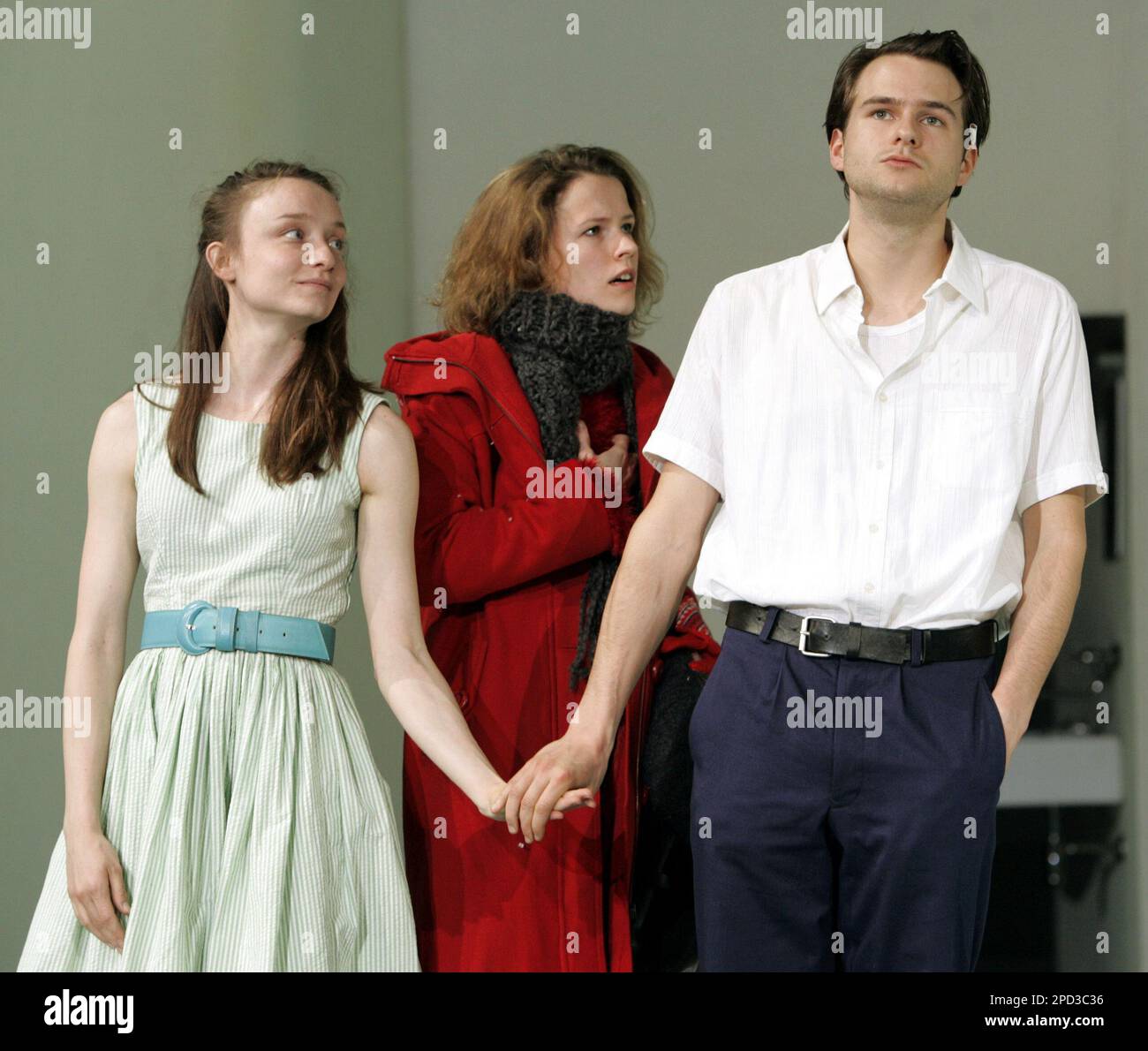 Mareike Sedl in der Rolle der ersten jungen Frau, Adina Vetter als ...