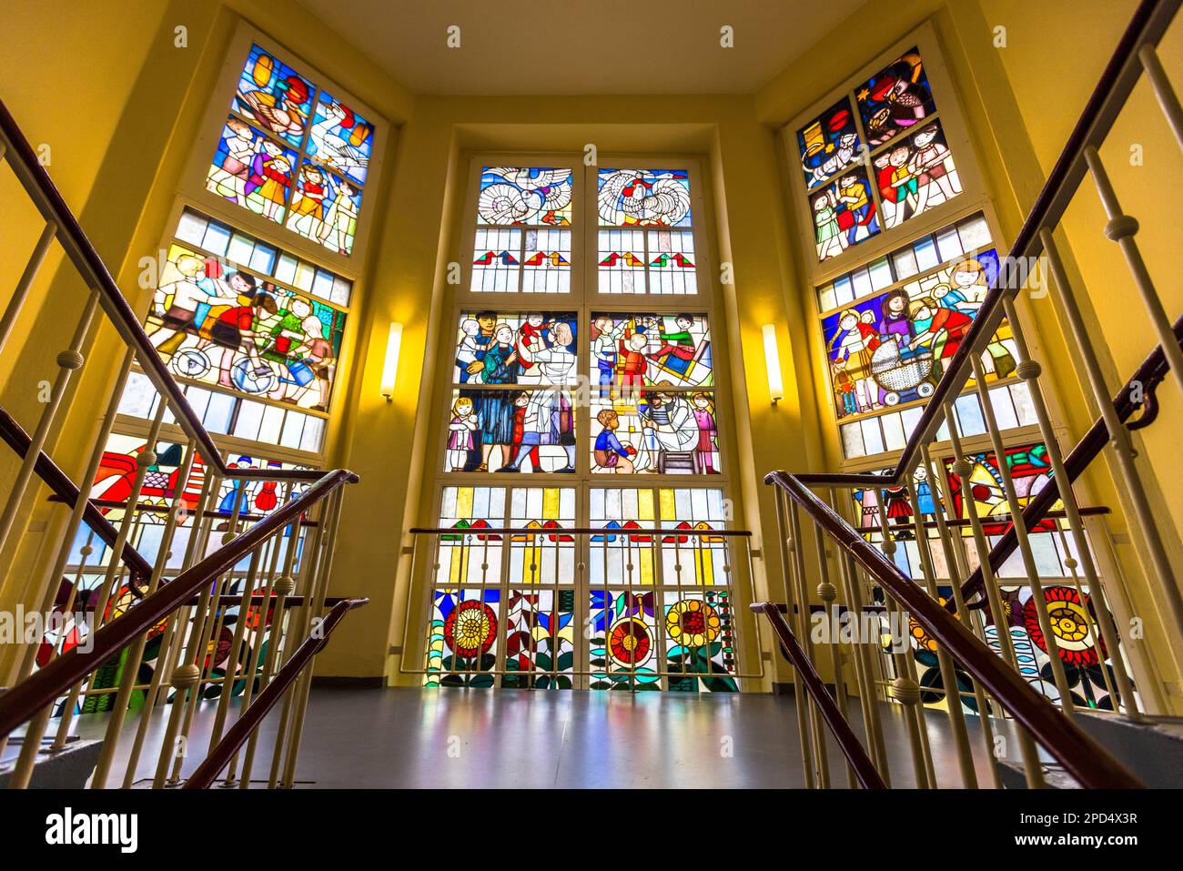 Buntglasfenster aus dem Leben der Kinder von Walter Womacka im ...