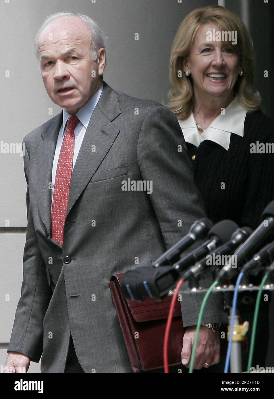 Enron founder Kenneth Lay and his wife Linda leave the federal ...