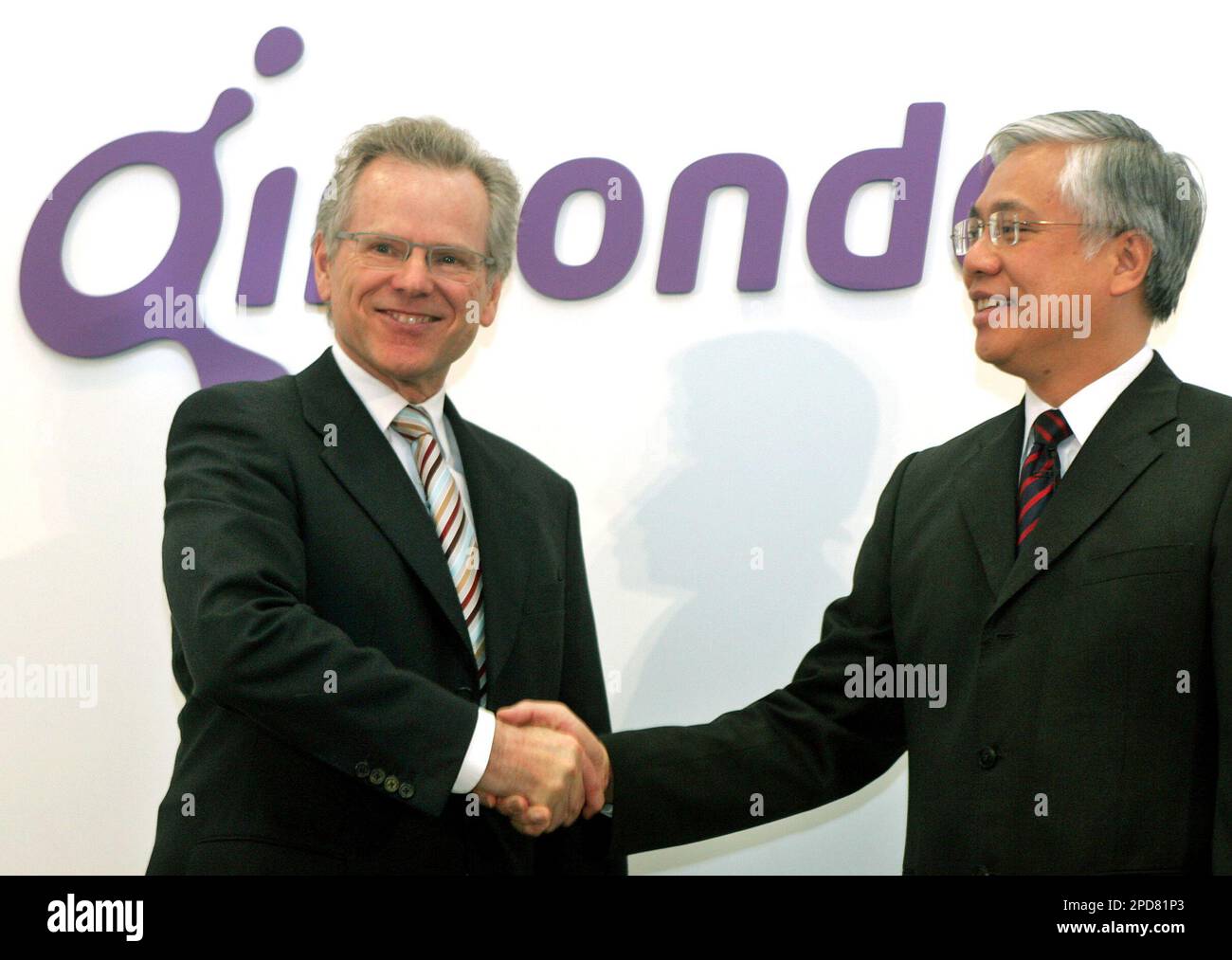 Wolfgang Ziebart, left, CEO of Infineon Technologies, and Kin Wah Loh ...
