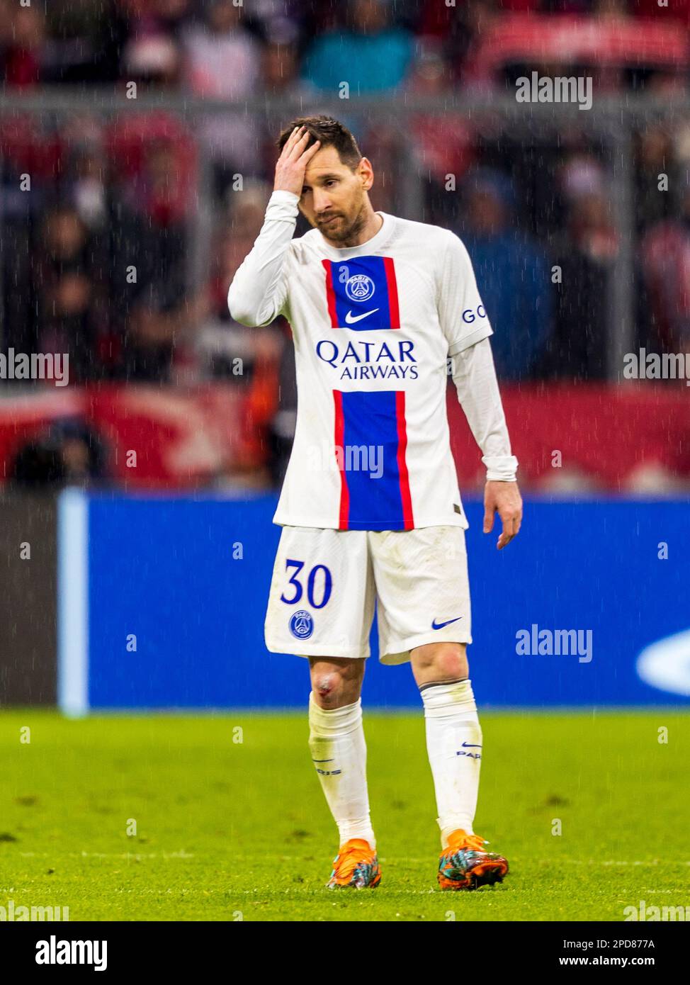 Enttäuschung. . . Paris Nr. 30 Lionel MESSI im Regen. Fußball, Bayern ...