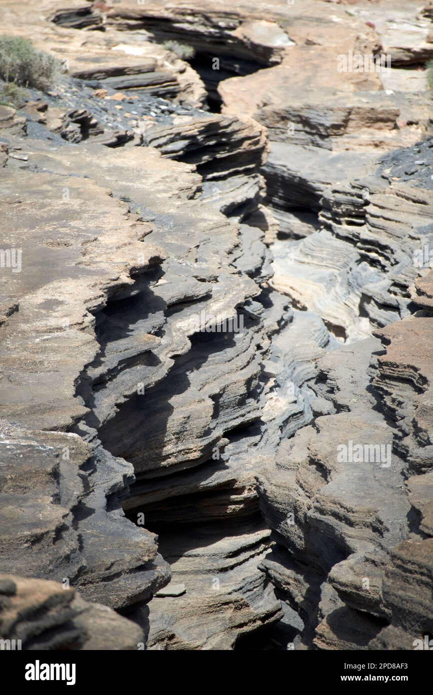 Vulkanische Felsschichten in Spalten, die von der Erosion der las ...