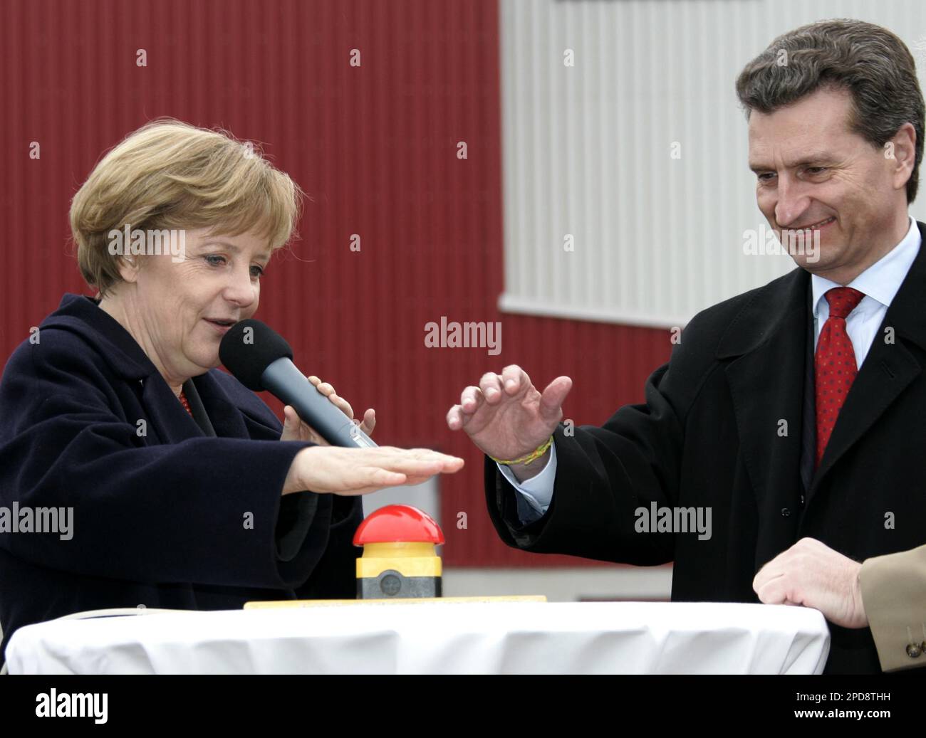 Bundeskanzlerin Angela Merkel, links, und Ministerpraesident Guenter ...