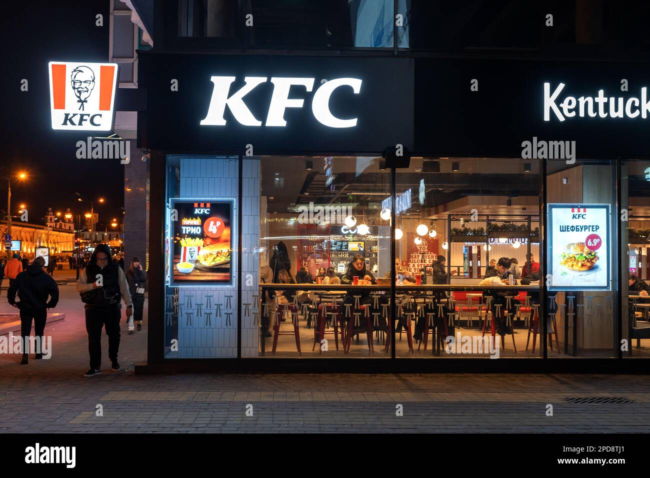 KFC Restaurant Außen- und Innenbereich im Zentrum der Stadt. KFC ist ...