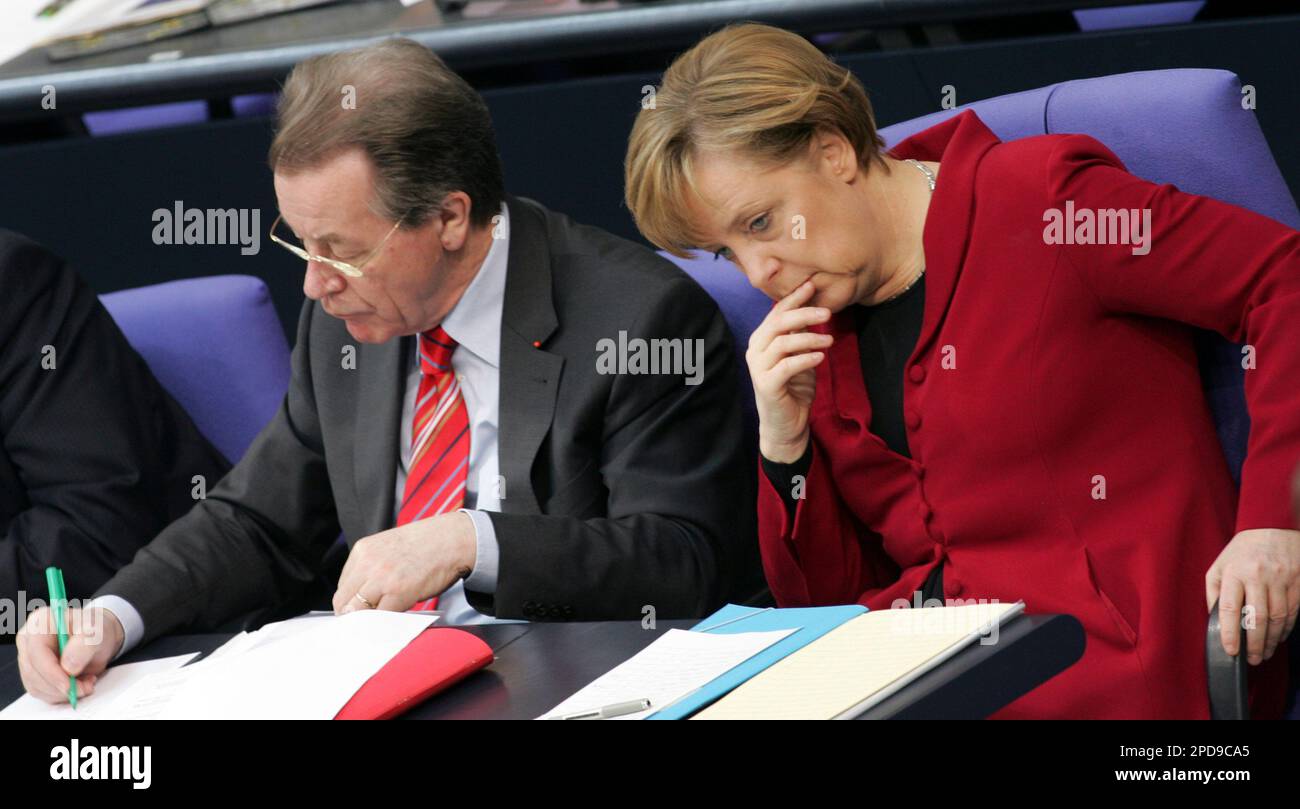 Bundeskanzlerin Angela Merkel, rechts, und Vizekanzler und ...