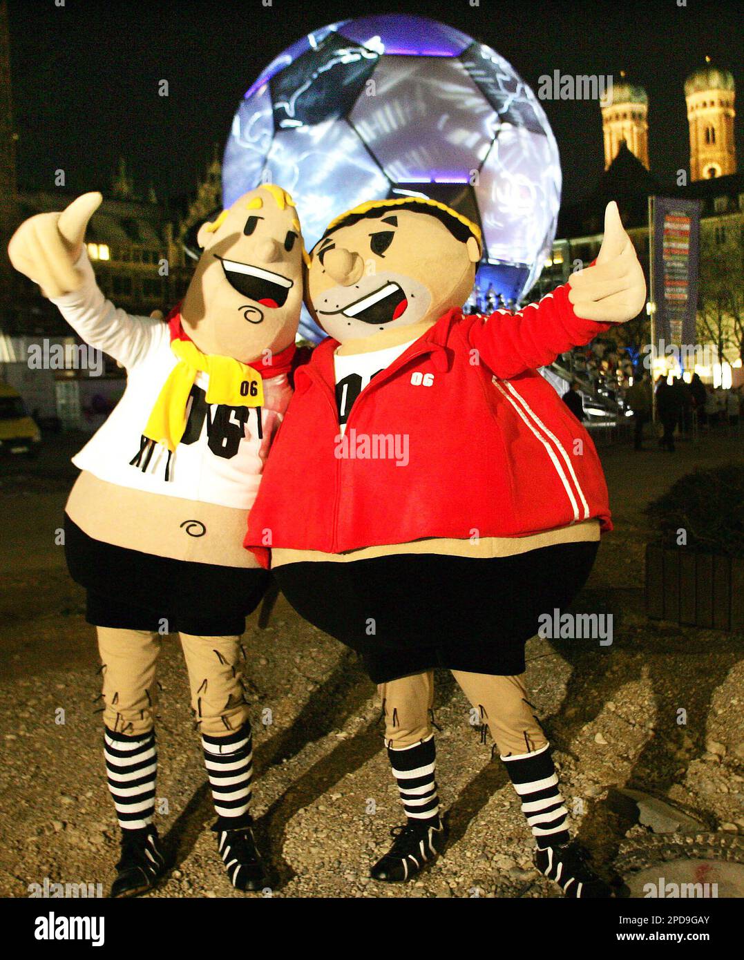 Vor einen FIFA WM Globus stehen am Dienstagabend, 14. Maerz 2006, in ...