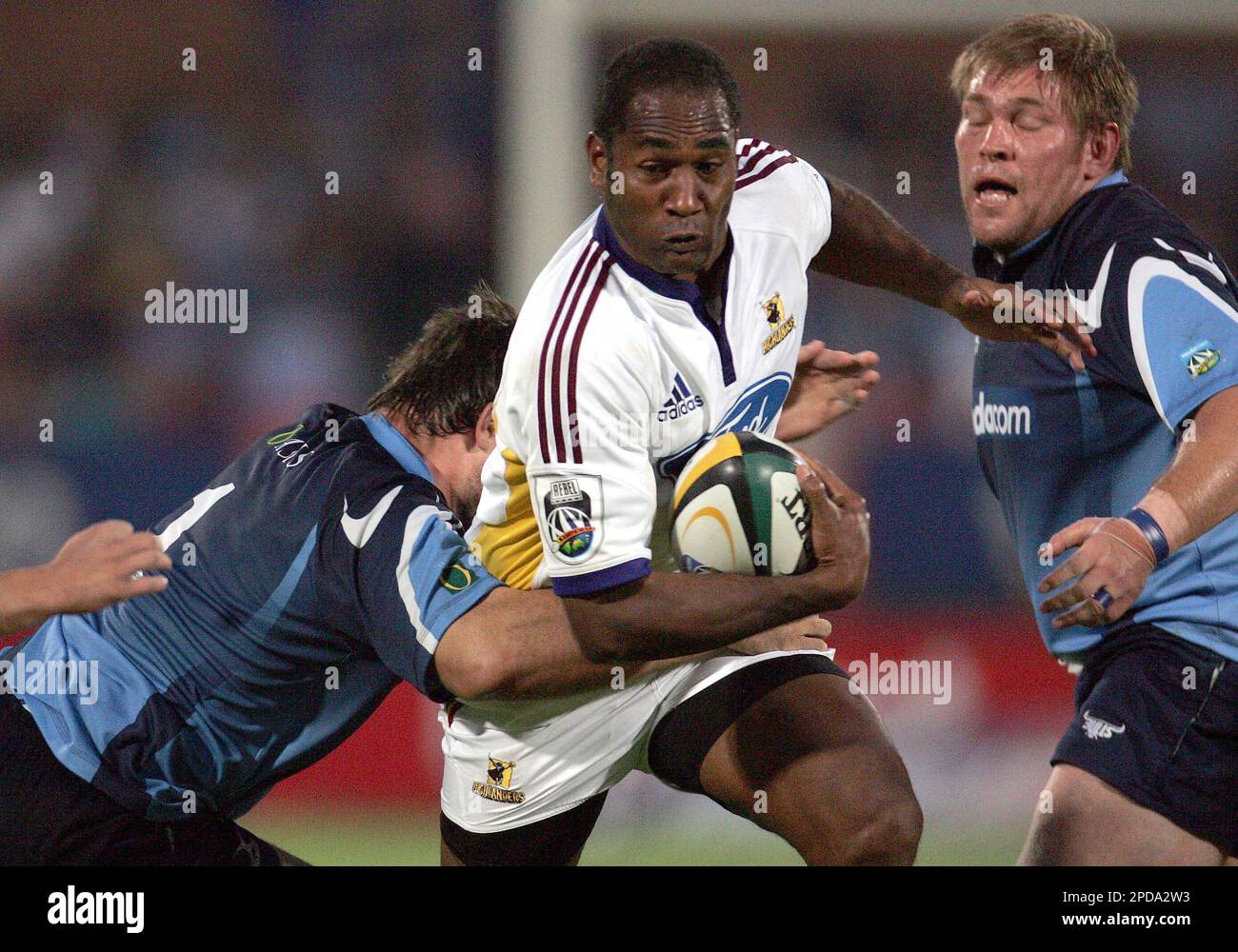 New Zealand's Highlanders Vilimoni Delasau, center, avoids a tackle ...