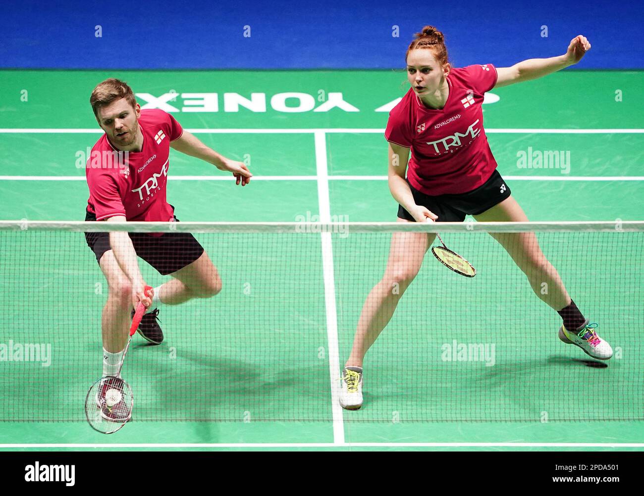 Englands Marcus Ellis (links) und Lauren Smith in Aktion gegen Japans ...