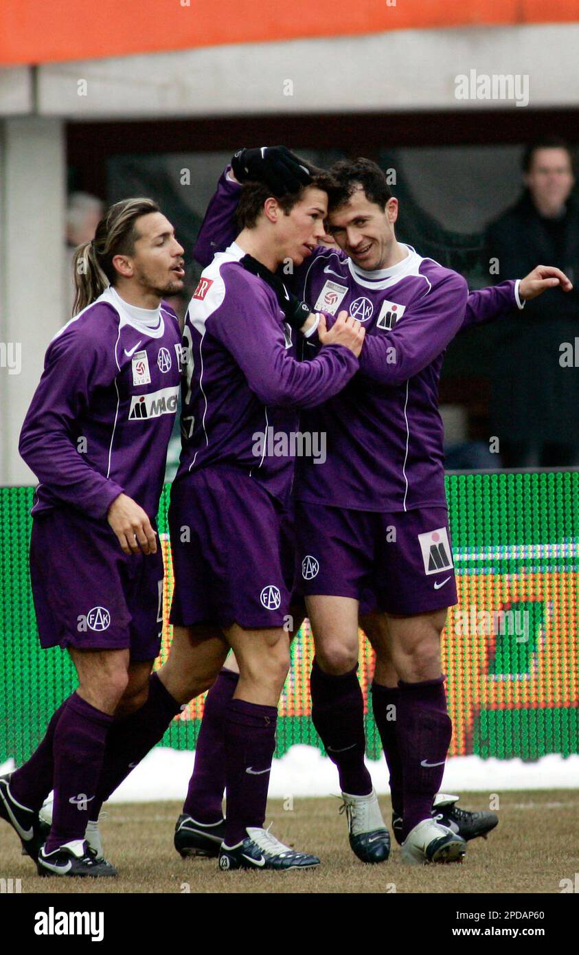 Roland Linz, Mitte, jubelt mit Fernando Troyansky, links, und Mario ...