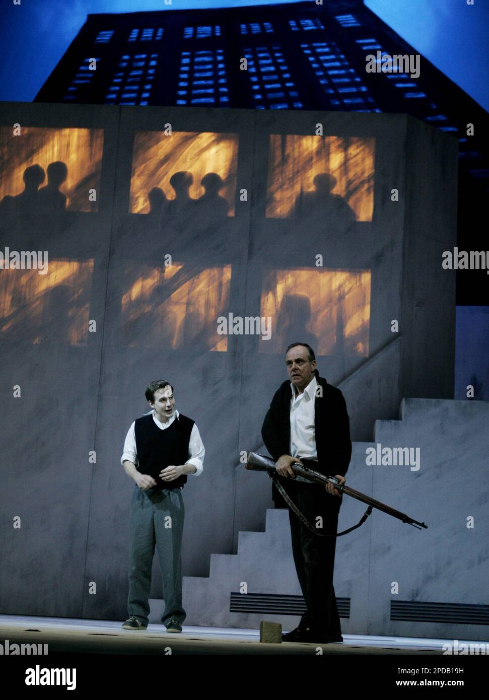 Toni Slama in der Rolle des Lehrers und Florian Teichtmeister als Andri ...