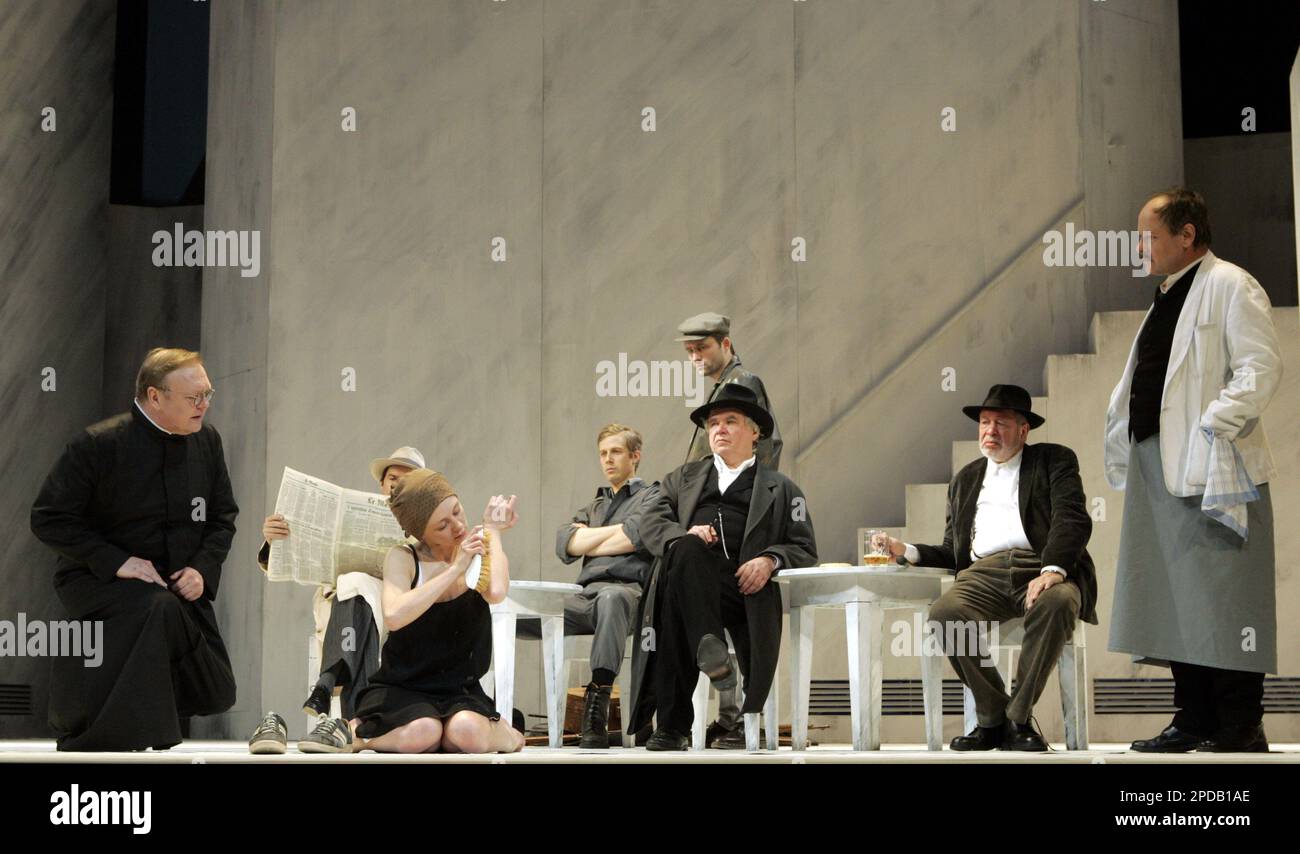 Siegfried Walther in der Rolle des Paters Gerti Drassl als Barblin ...