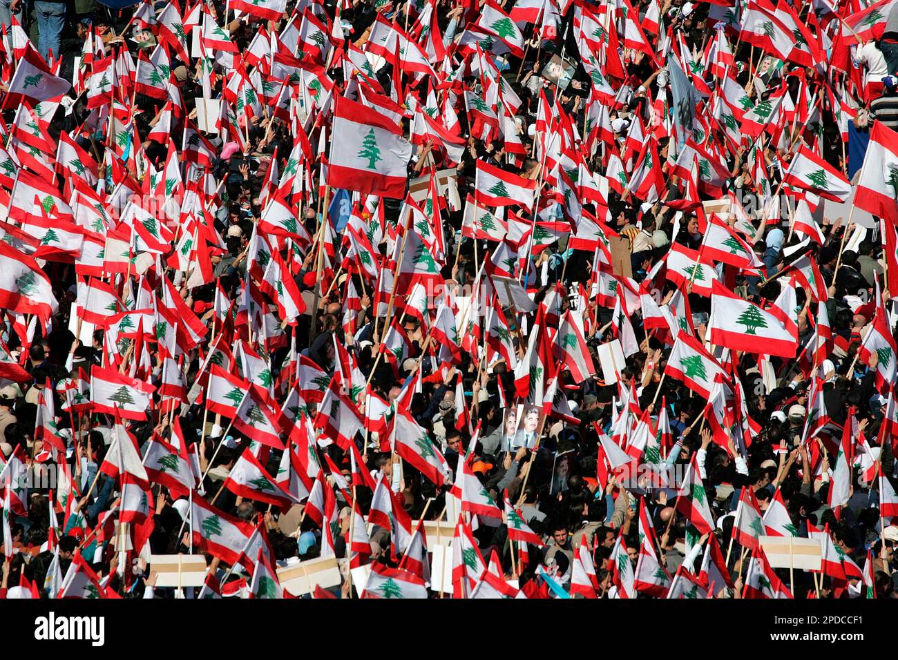 Lebanese supporters of Lebanon's slain former Prime Minister Rafik ...