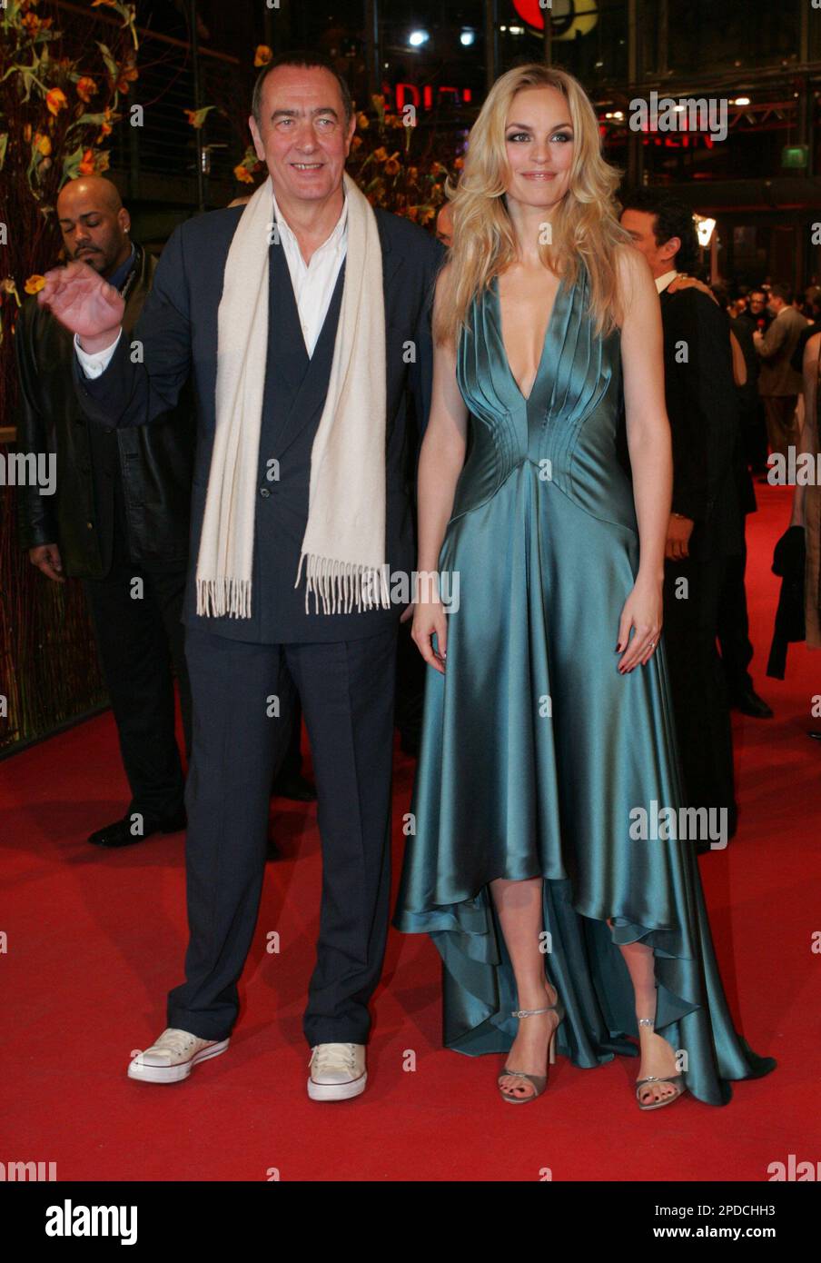 Produzent Bernd Eichinger, links, und Schauspielerin Nina Hoss posieren am Samstag, 11. Feb ...