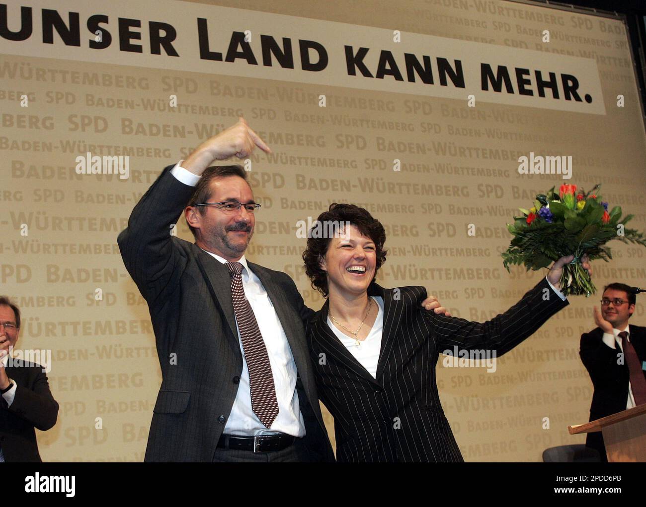 Der SPD Parteivorsitzende, Matthias Platzeck, links, umarmt die Spitzenkandidatin der SPD fuer ...
