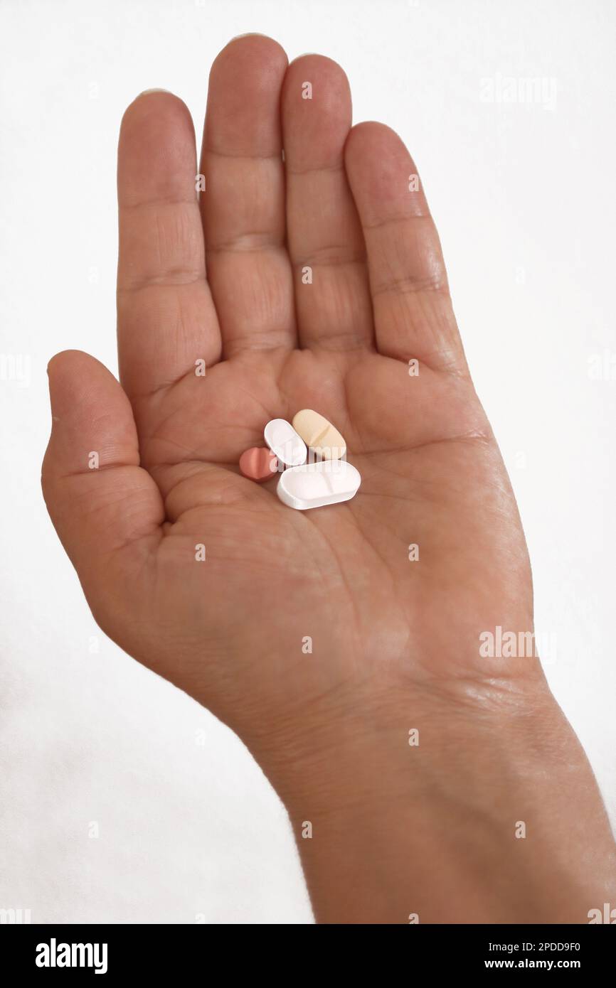 Tabletten in der hand -Fotos und -Bildmaterial in hoher Auflösung – Alamy