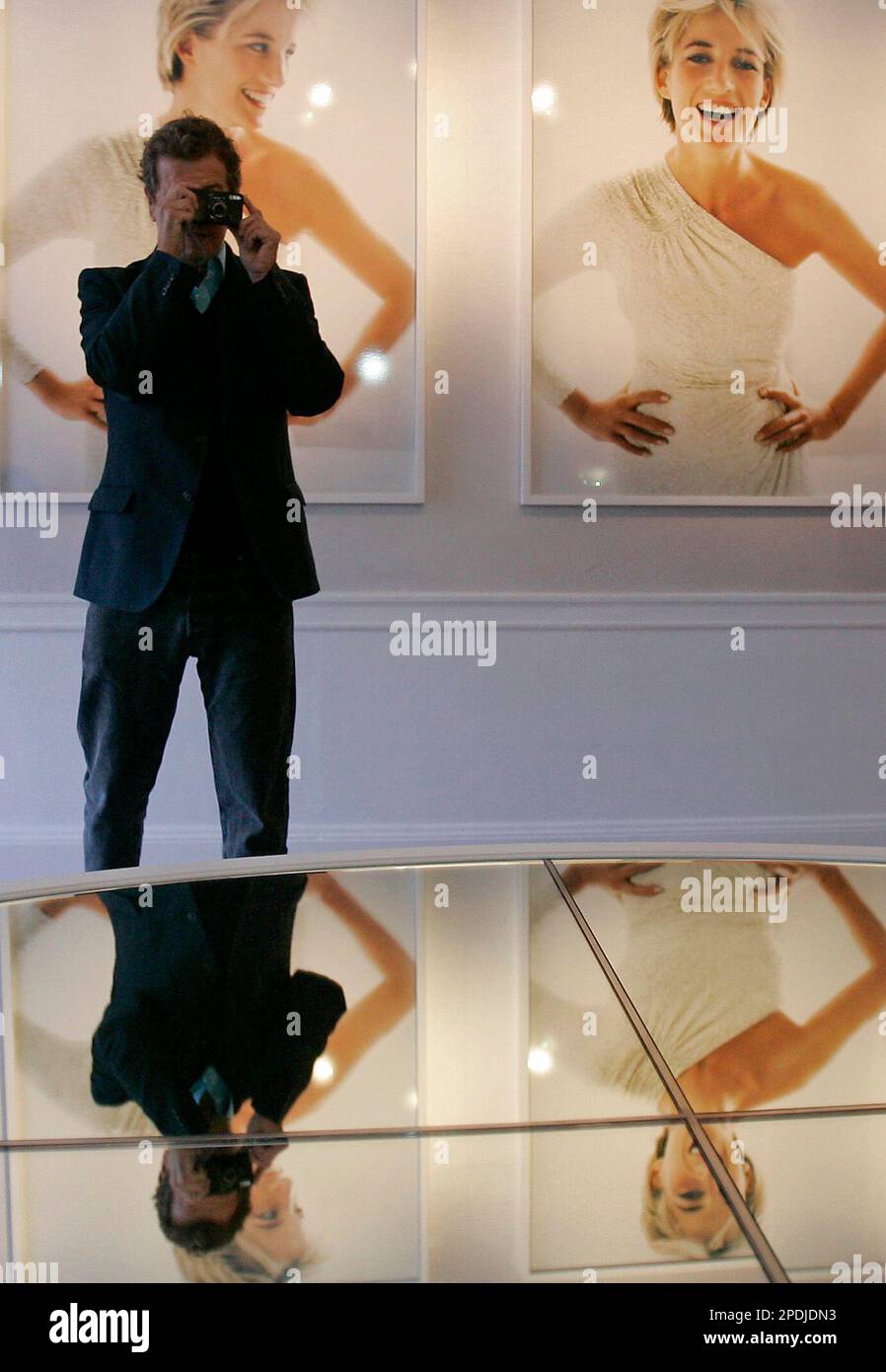 Peruvian photographer Mario Testino takes a picture of photographers ...