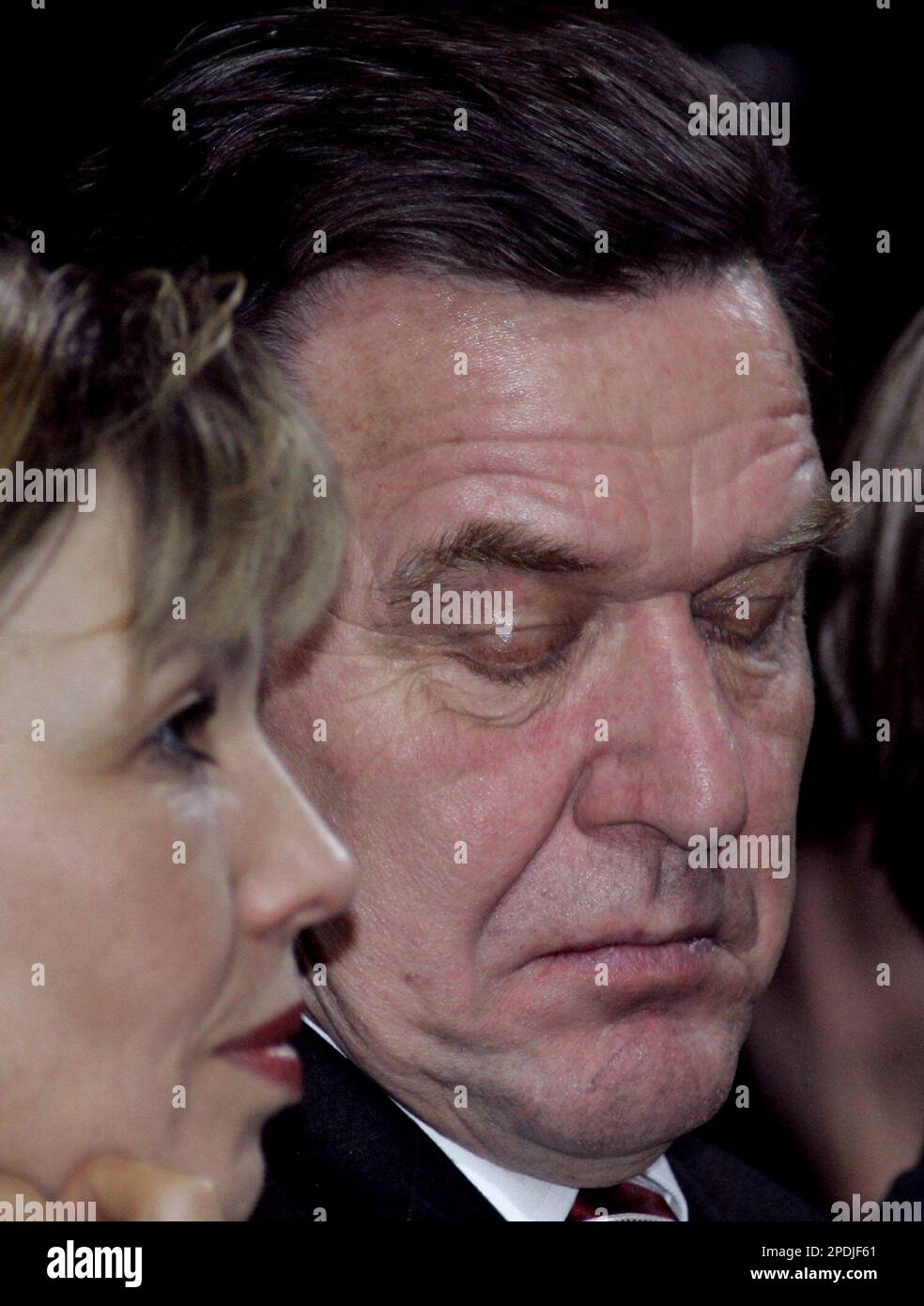 Bundeskanzler Gerhard Schroeder, rechts, hoert Rednern zu bei seinem ...