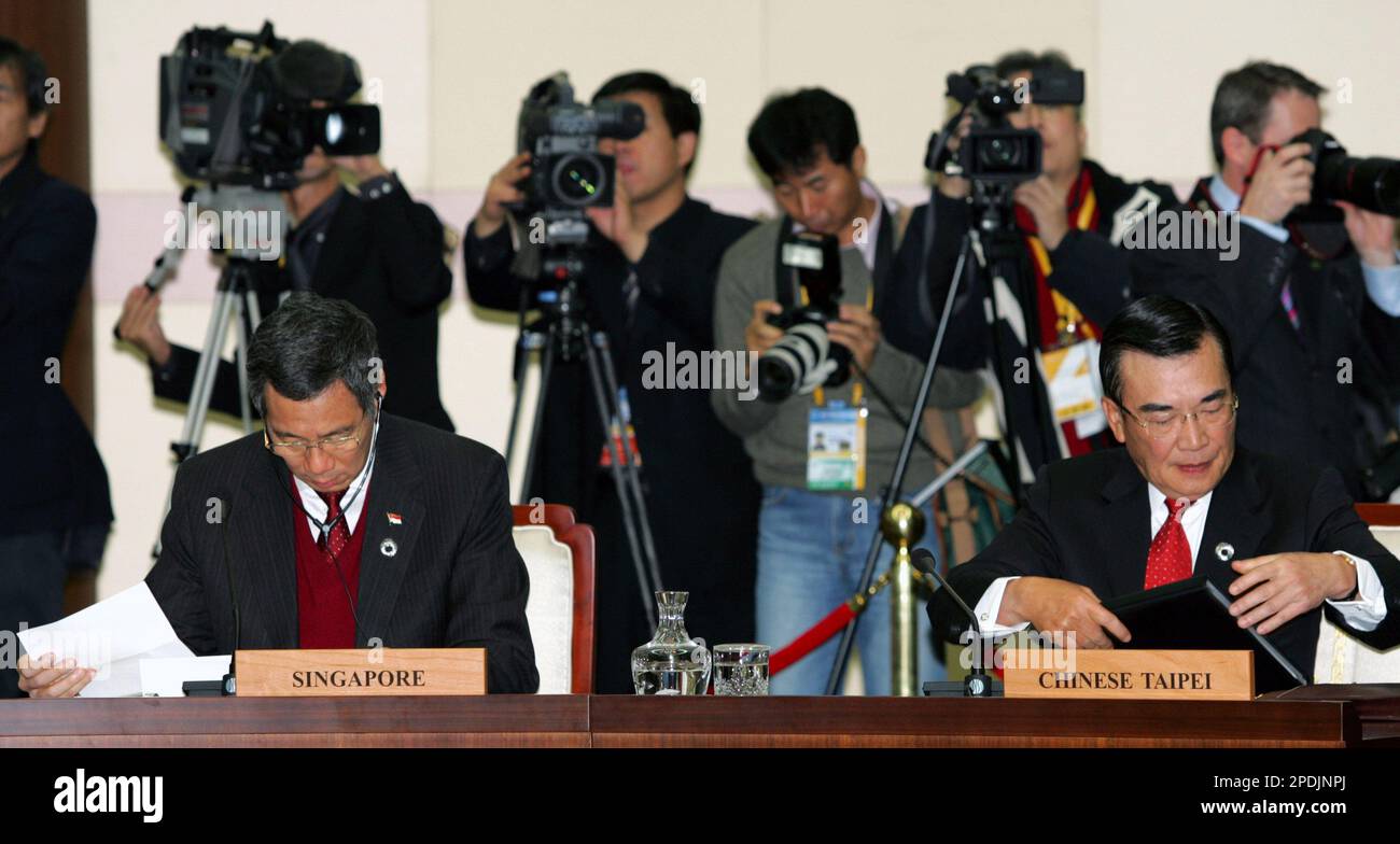 Singapore's Prime Minister Lee Hsien Loong, left, and Taiwan's ...