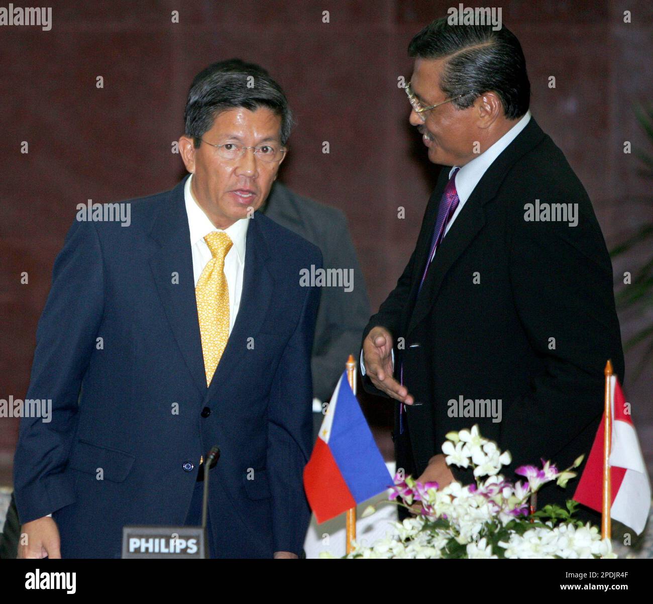Indonesian Police Chief Gen. Sutanto, right, talks with his Filipino ...