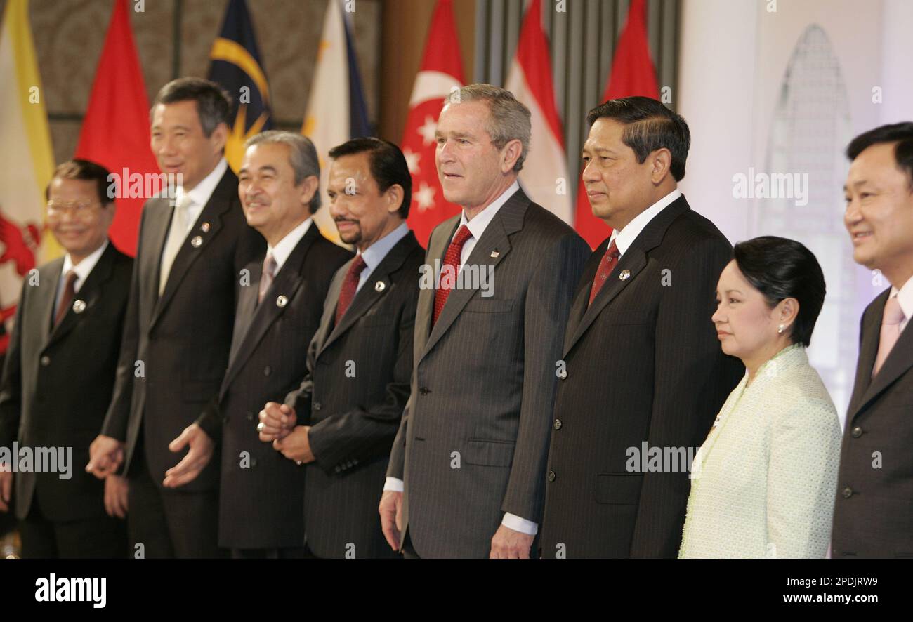 U.S. President George W. Bush, center, meets with Association of ...