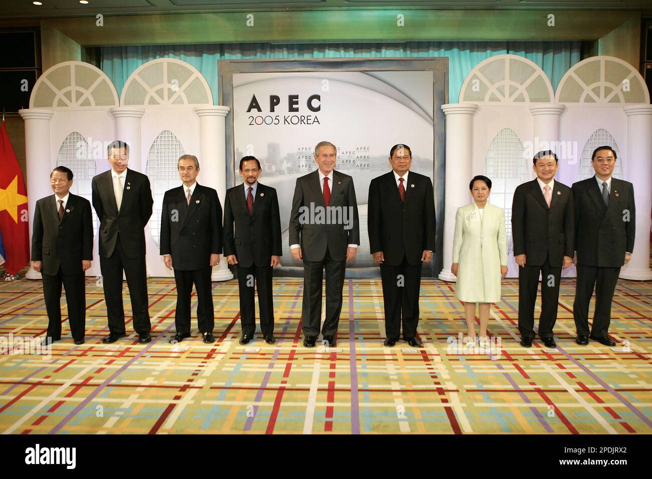U.S. President George W. Bush, center, meets with Association of ...