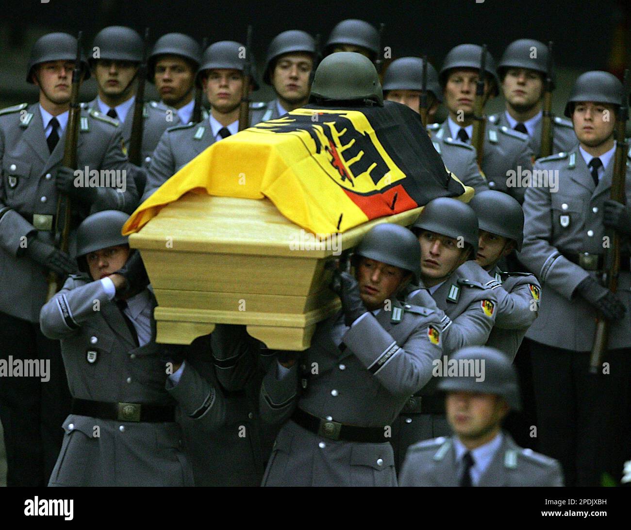 Der Sarg mit dem Leichnam des bei einem Attentat in Afghanistan ums Leben gekommenen Soldaten ...