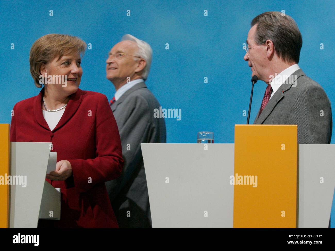 Die designierte Bundeskanzlerin Angela Merkel, links., der SPD ...