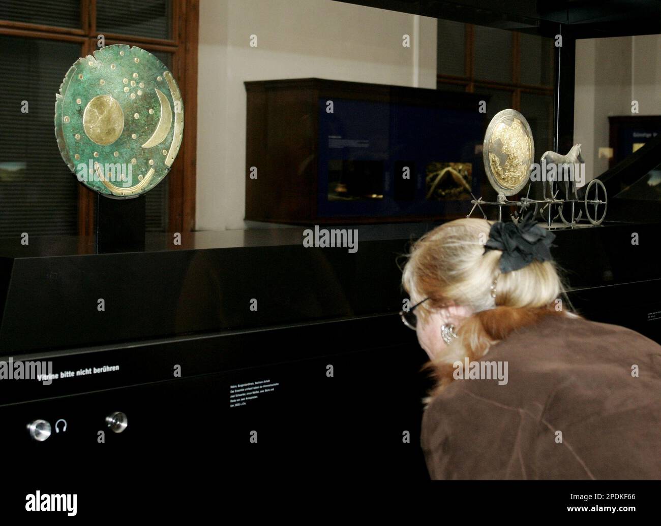 Eine Besucherin betrachtet am Dienstag, 8. Nov. 2005 im ...