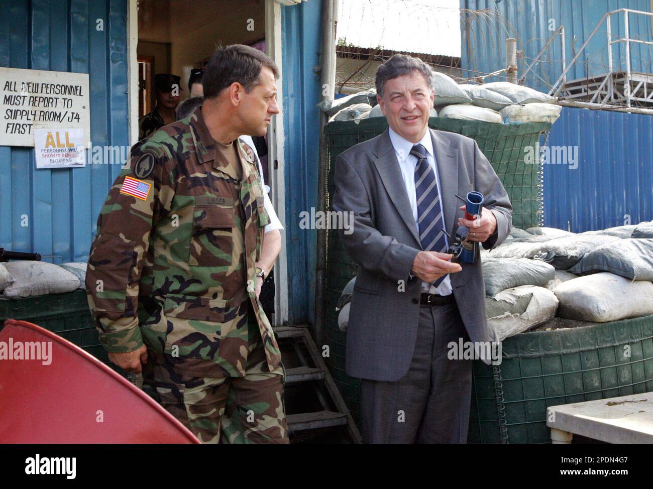 Australian Defence Minister Robert Hill, right, confers with U.S. Army ...