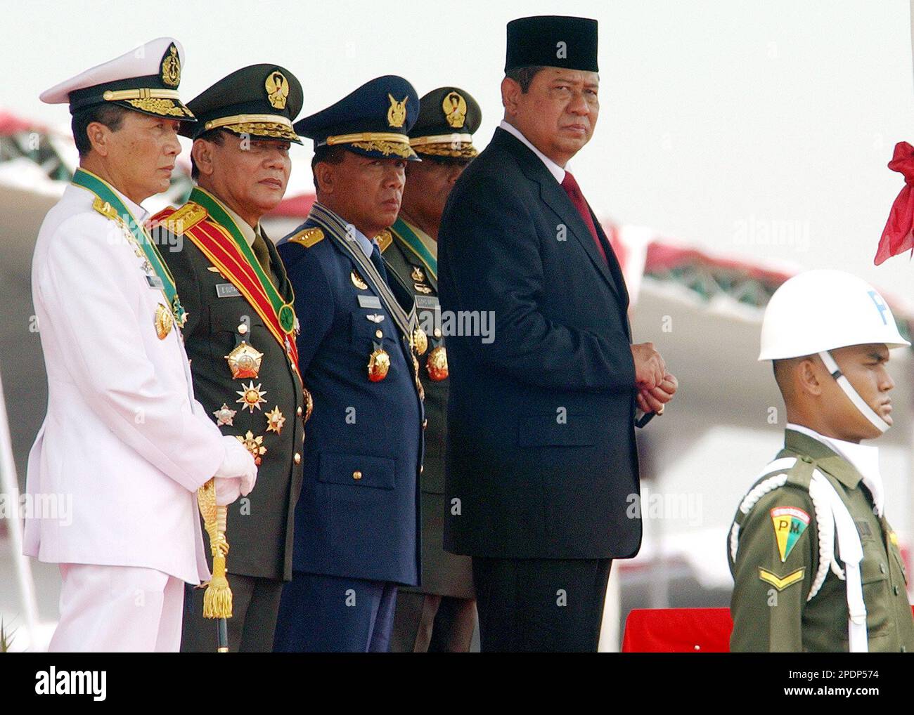 Indonesian President Susilo Bambang Yudhoyono, second from right ...