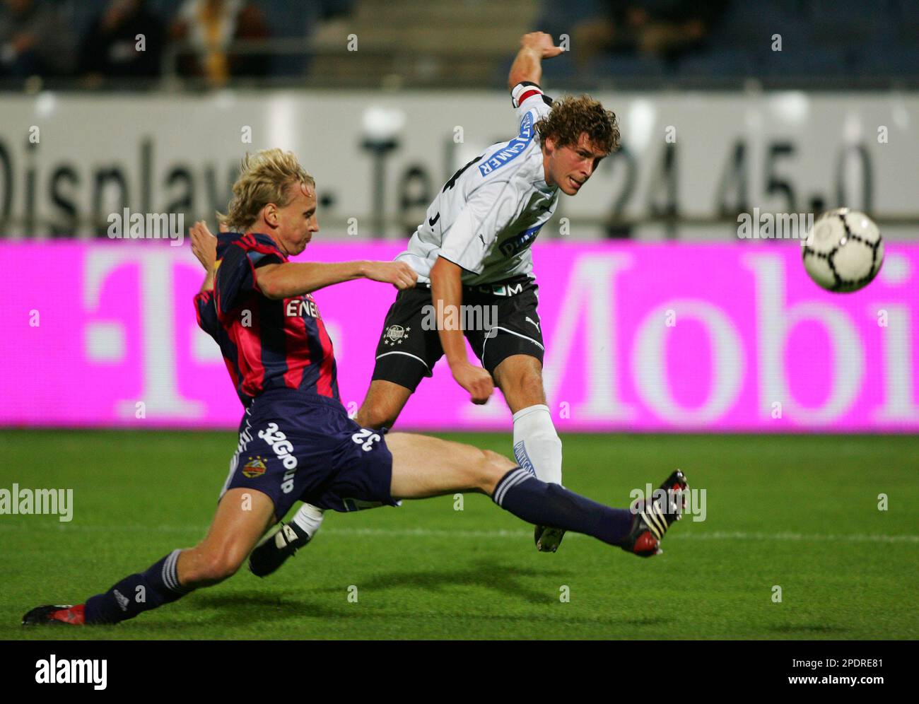 Radek Bejbl von Rapid Wien und Juergen Saeumel von Sturm Graz, rechts ...