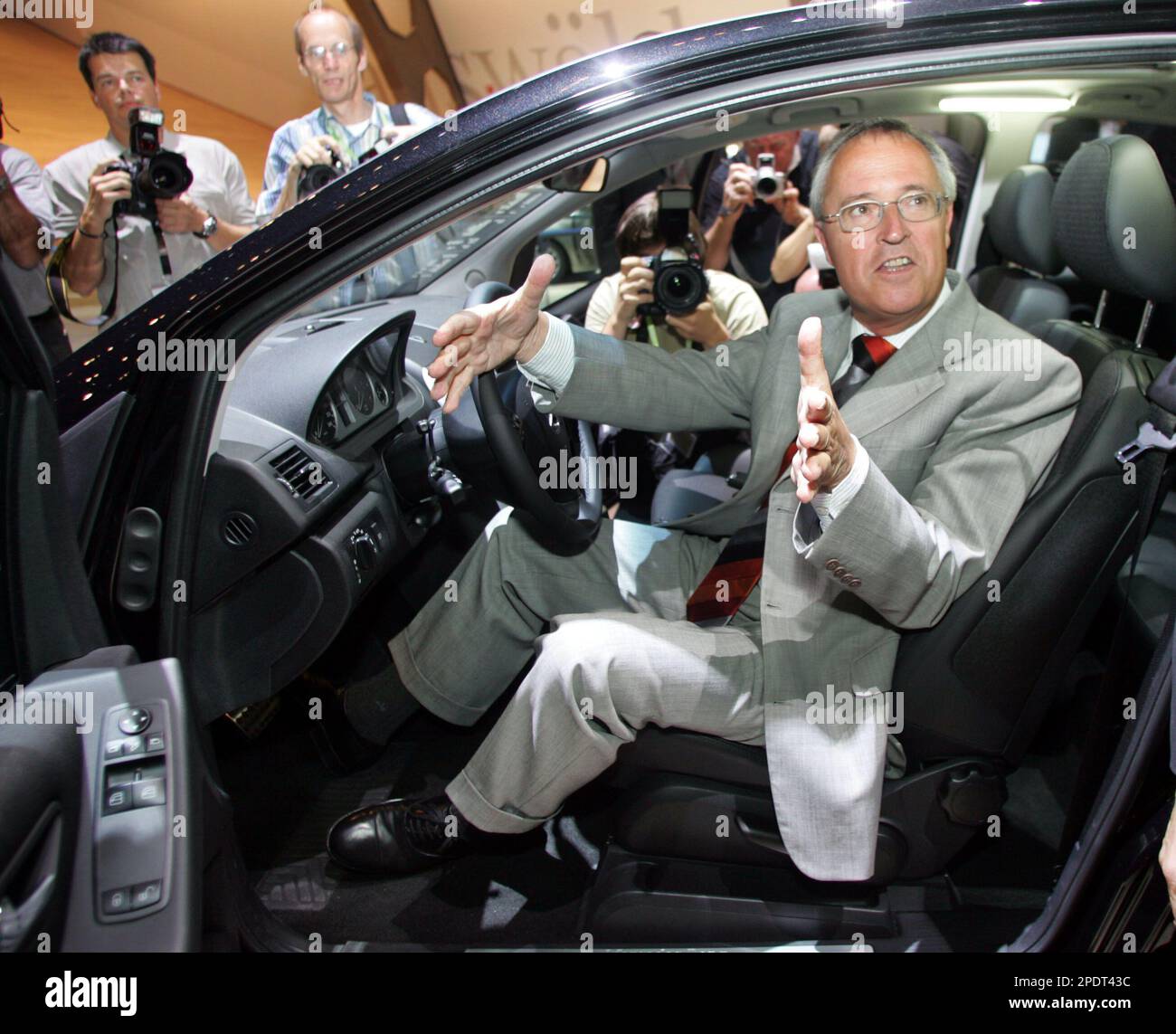 Bundesfinanzminister Hans Eichel sitzt am Mittwoch, 14. September 2005 ...