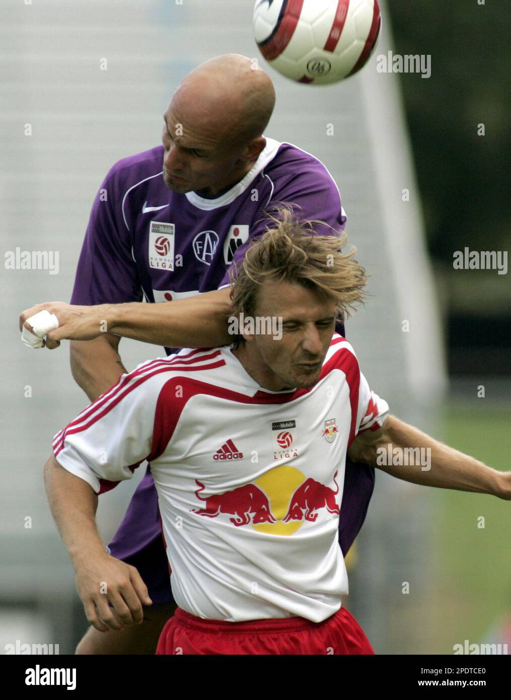 FK Austria Magnas Didier Dheedene, rechts, geht zu einem Kopfball vor ...