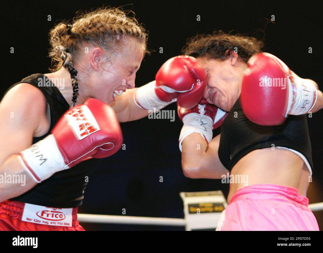 Boxerin Regina Halmich, links, und die 31-jaehrige Spanierin Maria ...